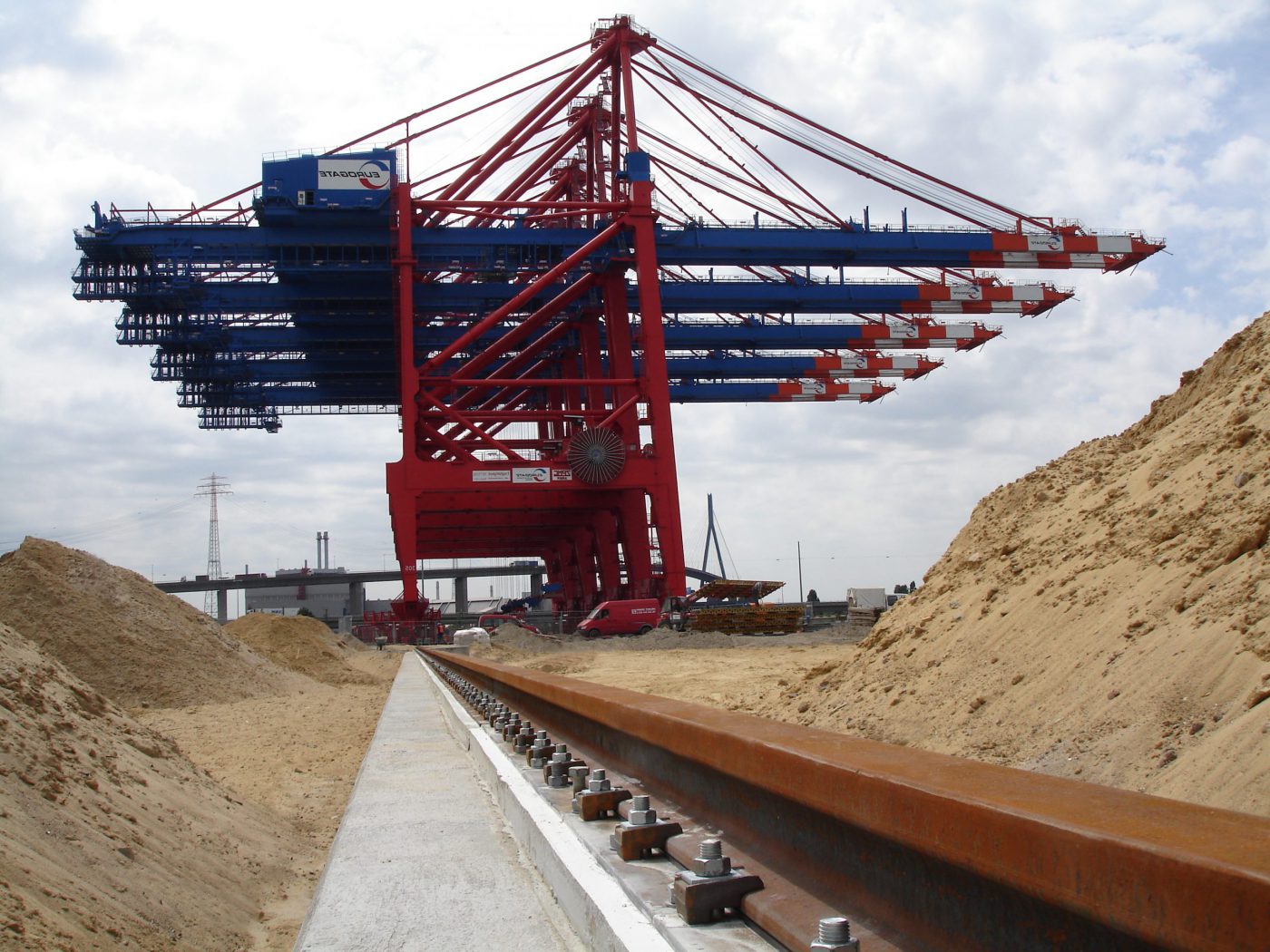 Sole plates for rail constructions